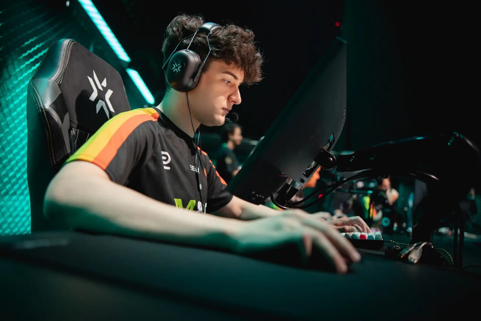 【VALORANT】eeiu(イーユー)の感度設定・使用デバイスとは？マウス・キーボードを紹介 | Better Buy