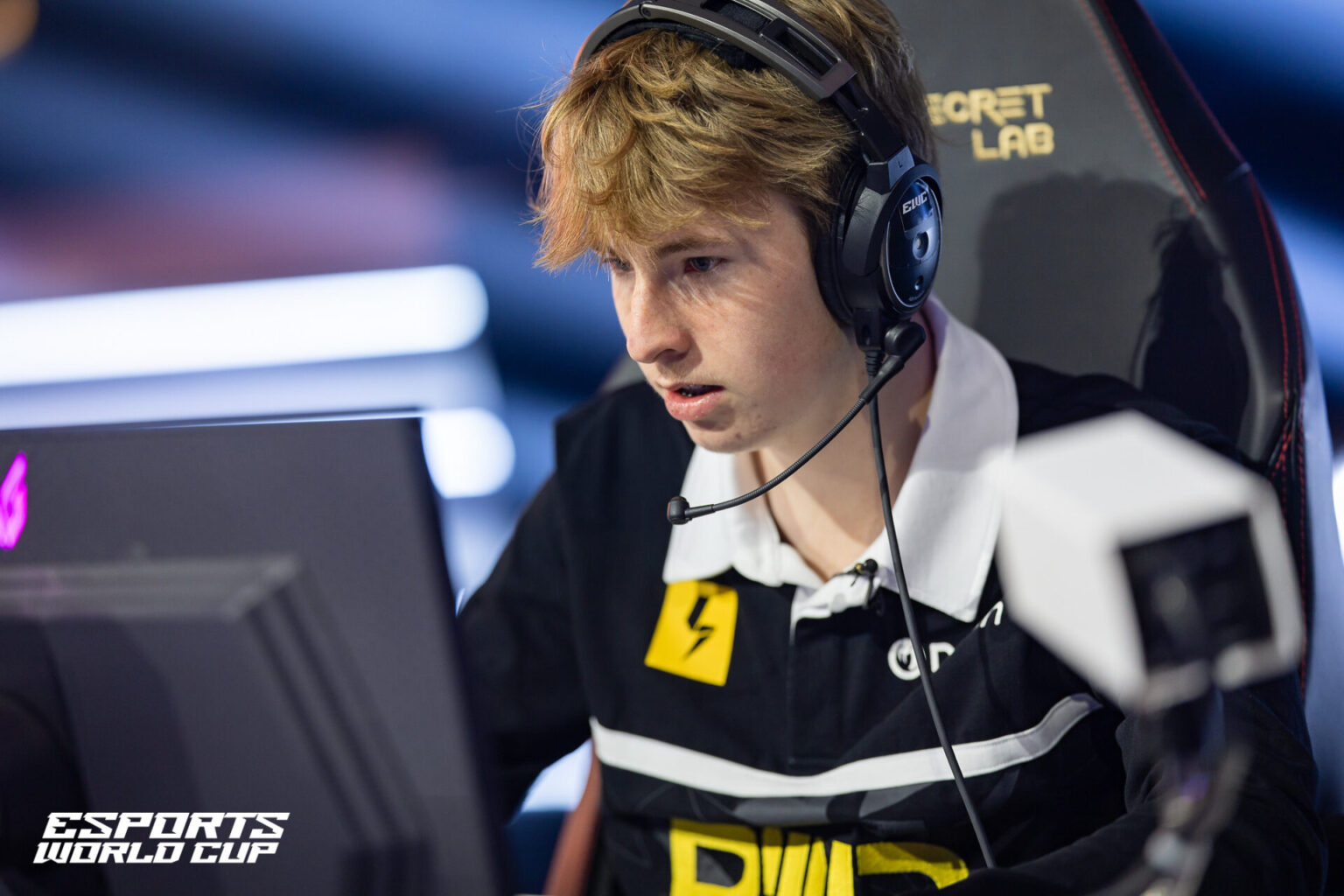 【FORTNITE】Alex(アレックス)の感度設定・使用デバイスとは？マウス・キーボードを紹介 | Better Buy